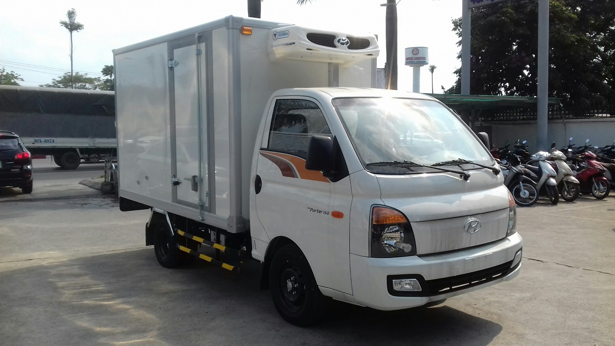 Giá xe tải Hyundai H150 1.5 tấn thùng bạt, lửng, kín Composite